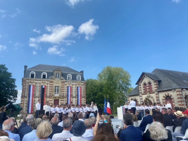 Des élèves de Saint-Lô participent à la cérémonie hommage en présence du Président de la ...