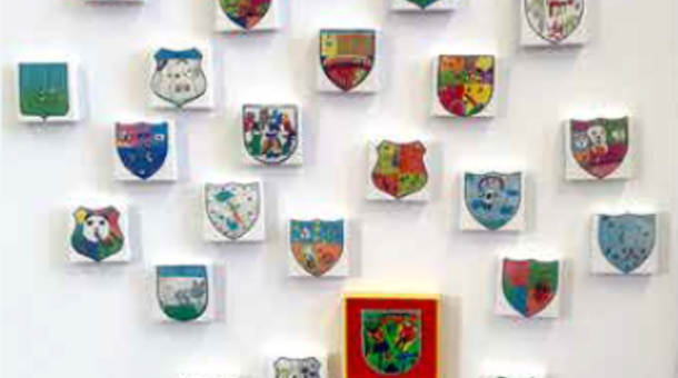 Pas blasé des blasons à l'école Dian Fossey de Douvres-la-Délivrande ...